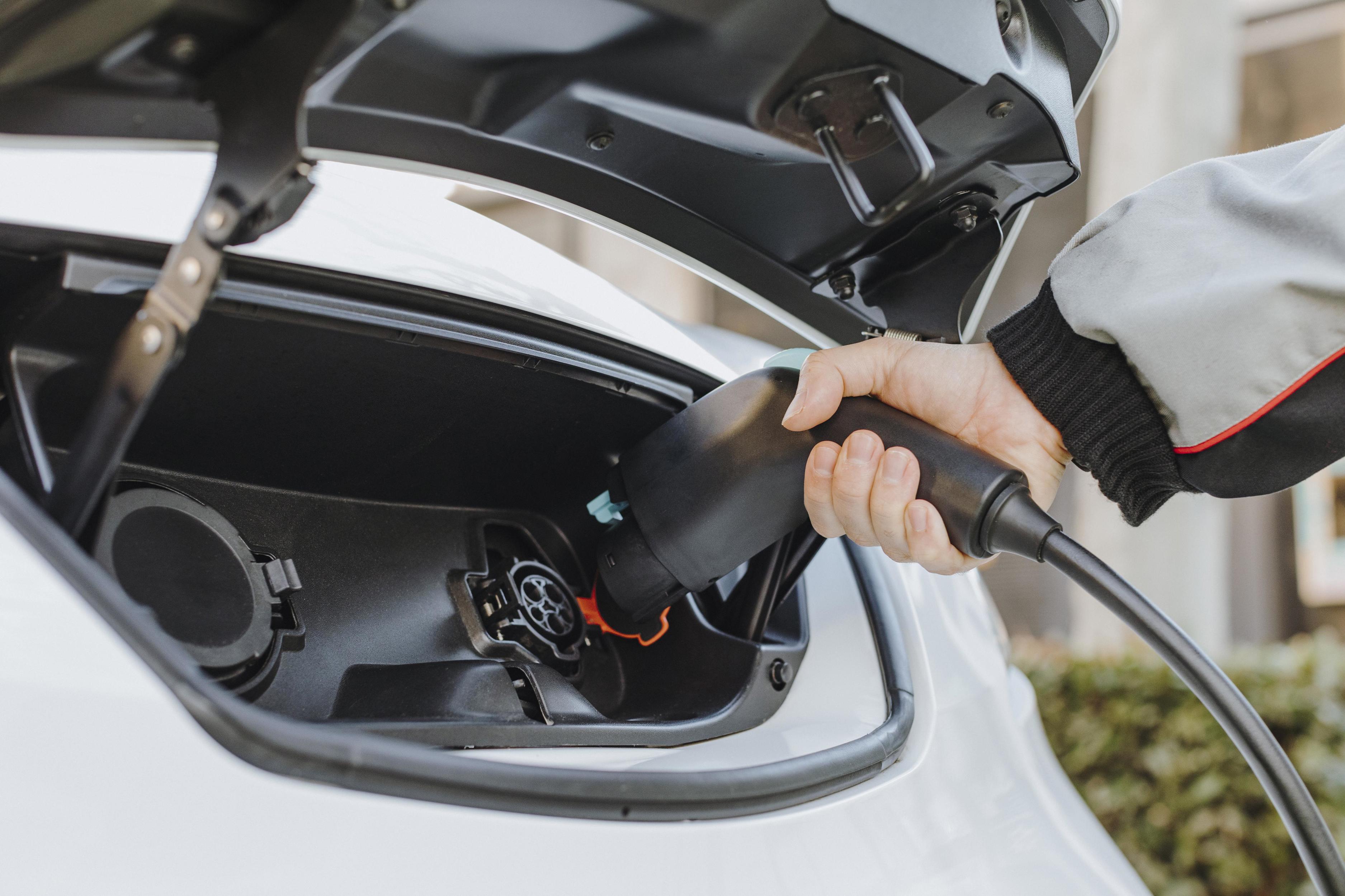 DfT clarifies 4.25 tonne derogation for electric vans (video) | Fleet News
