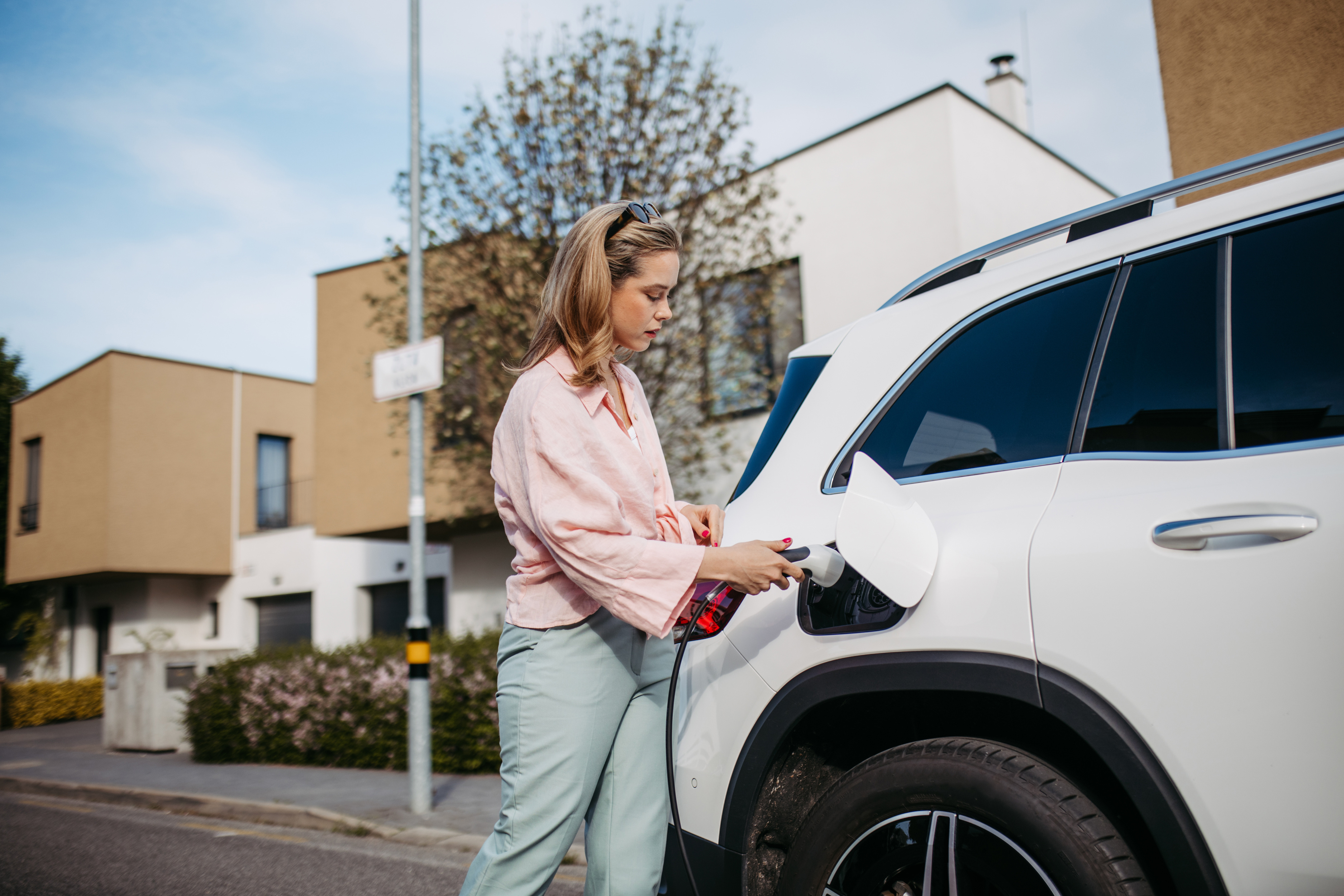 Half of female EV drivers avoid certain public chargers | Charging ...