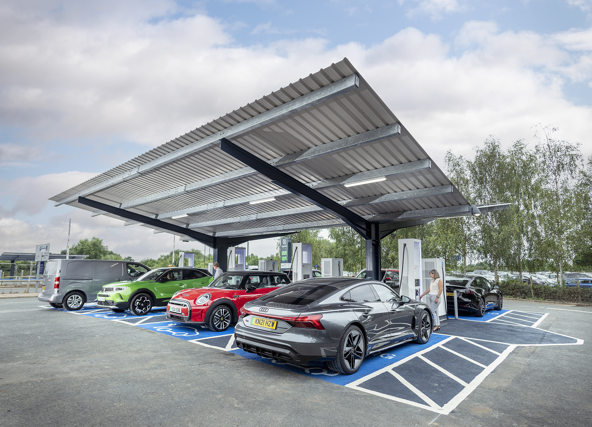 HyperHub offering ultra-rapid and rapid chargers opens | electric fleet ...