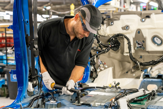 Government announces £2.5bn funding package to boost UK EV production ...